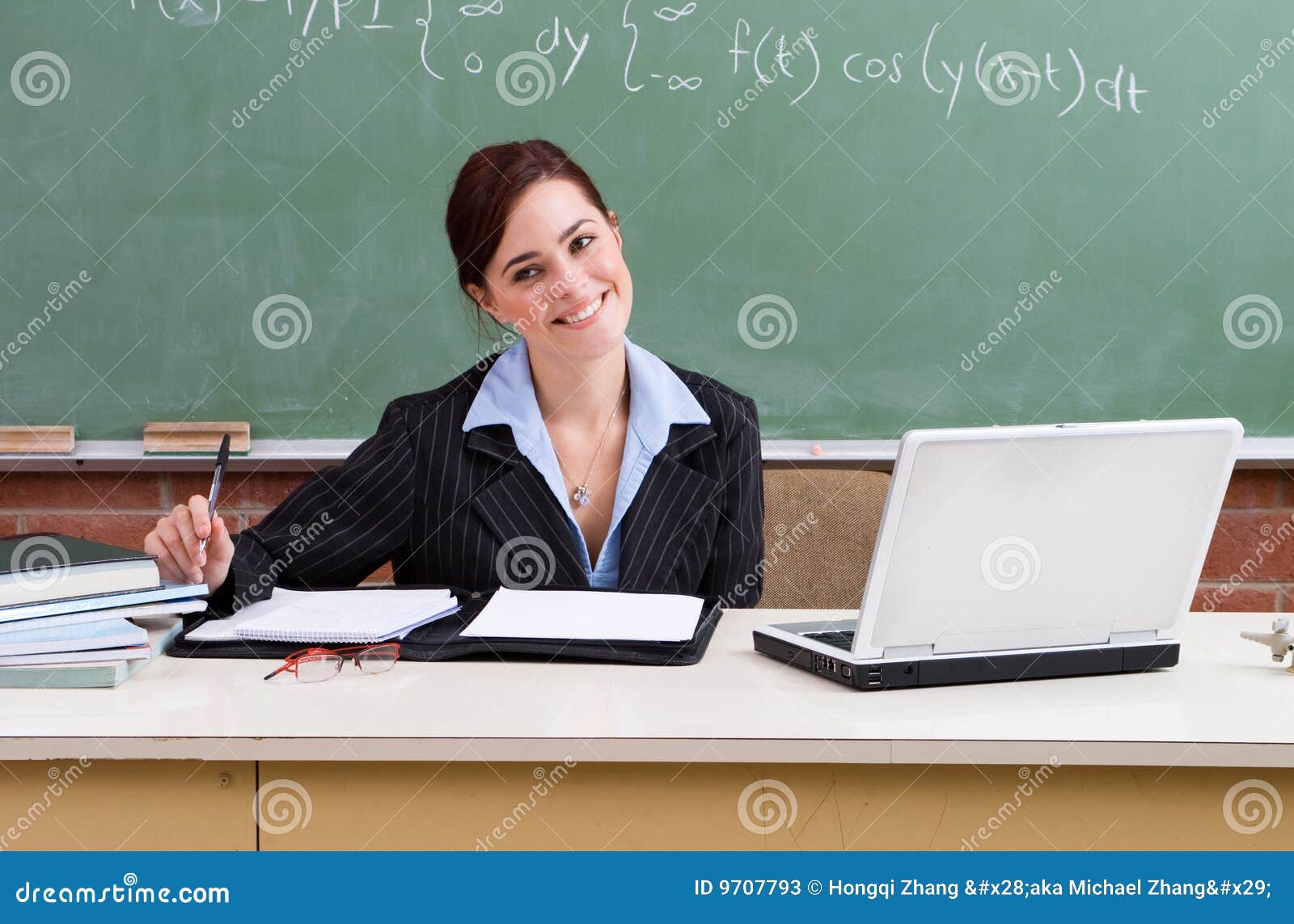 Professor na sala de aula imagem de stock. Imagem de riso - 9707793