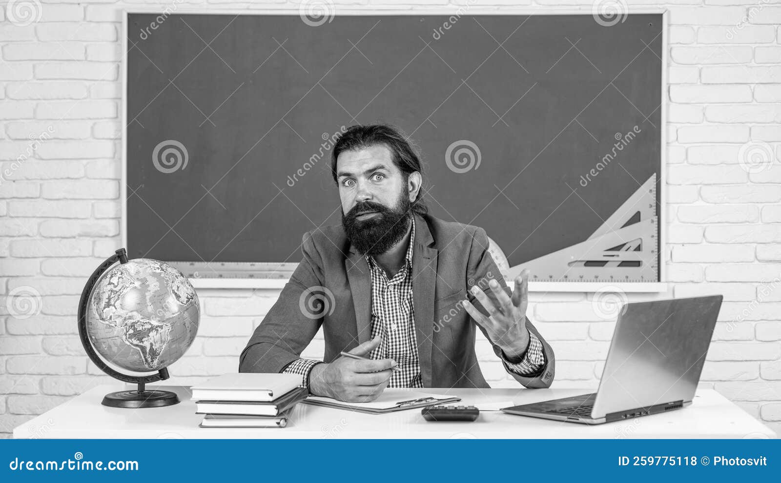Professor Ou Professor Sentado Na Sua Escola Foto de Stock - Imagem de ...