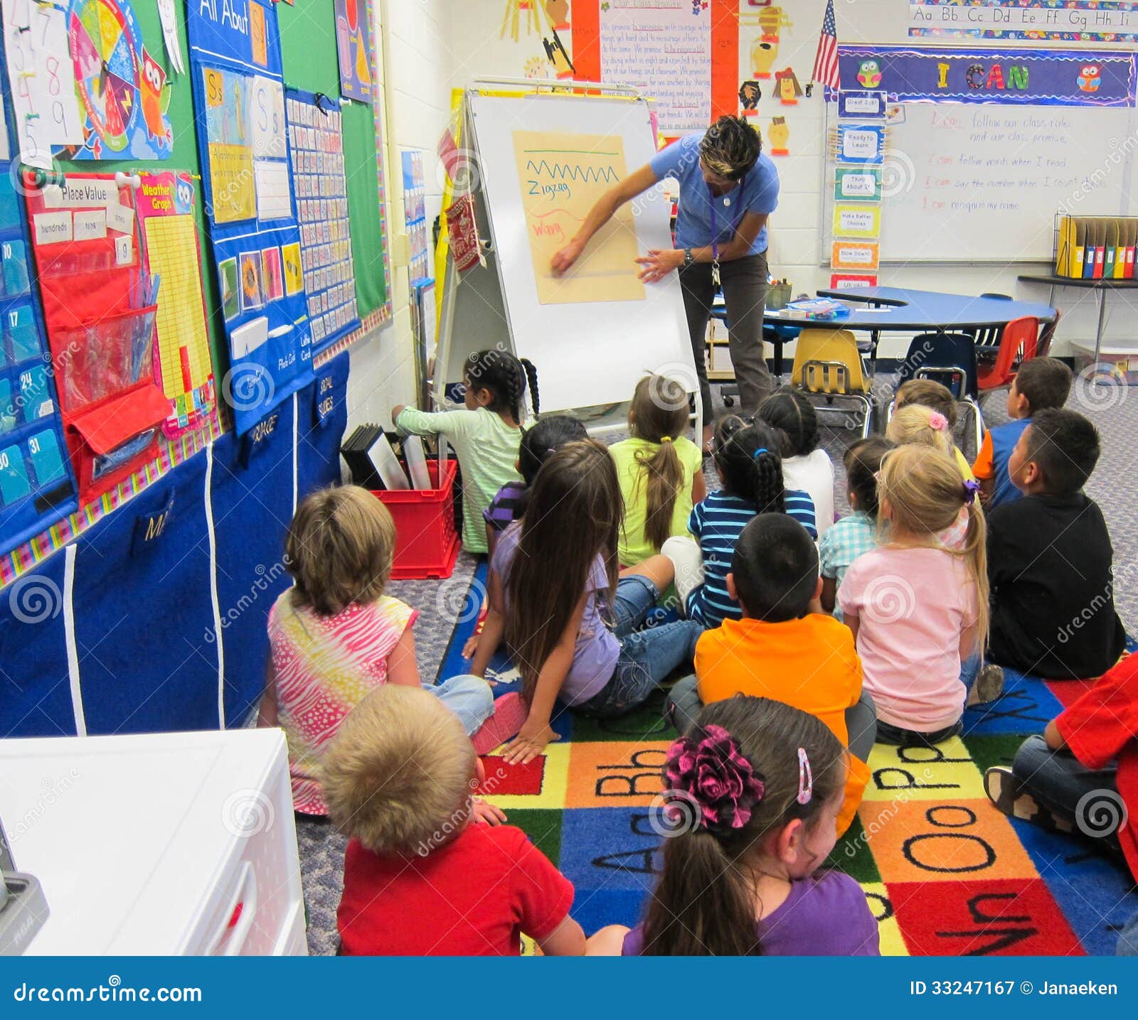 Professor Que Ensina às Crianças Fotografia Editorial - Imagem de ...