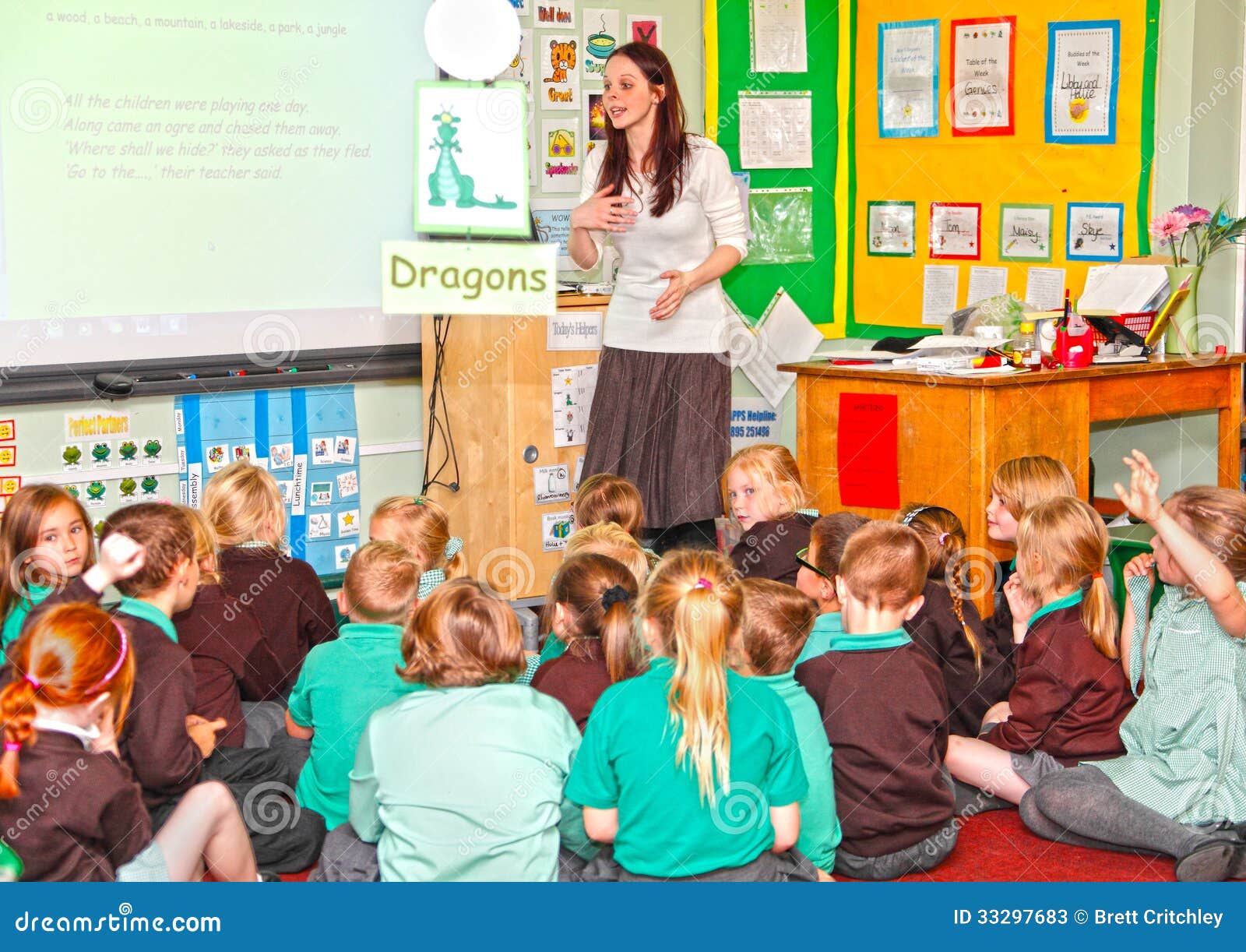 Professor Que Ensina Alunos Preliminares Foto de Stock Editorial ...