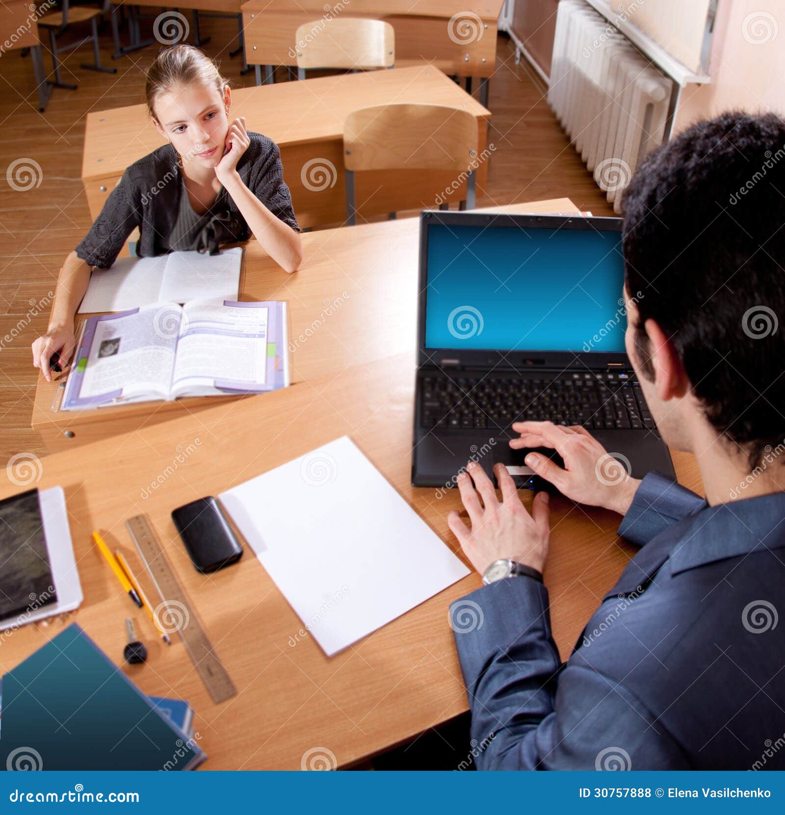 Professor Que Explica Algo a Um Schoolbo De Sorriso Foto de Stock ...