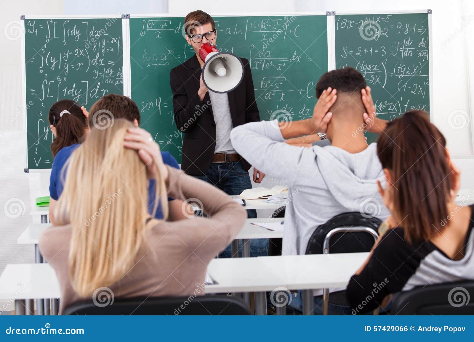 Professor Shouting through Megaphone Em Estudantes Foto de Stock ...