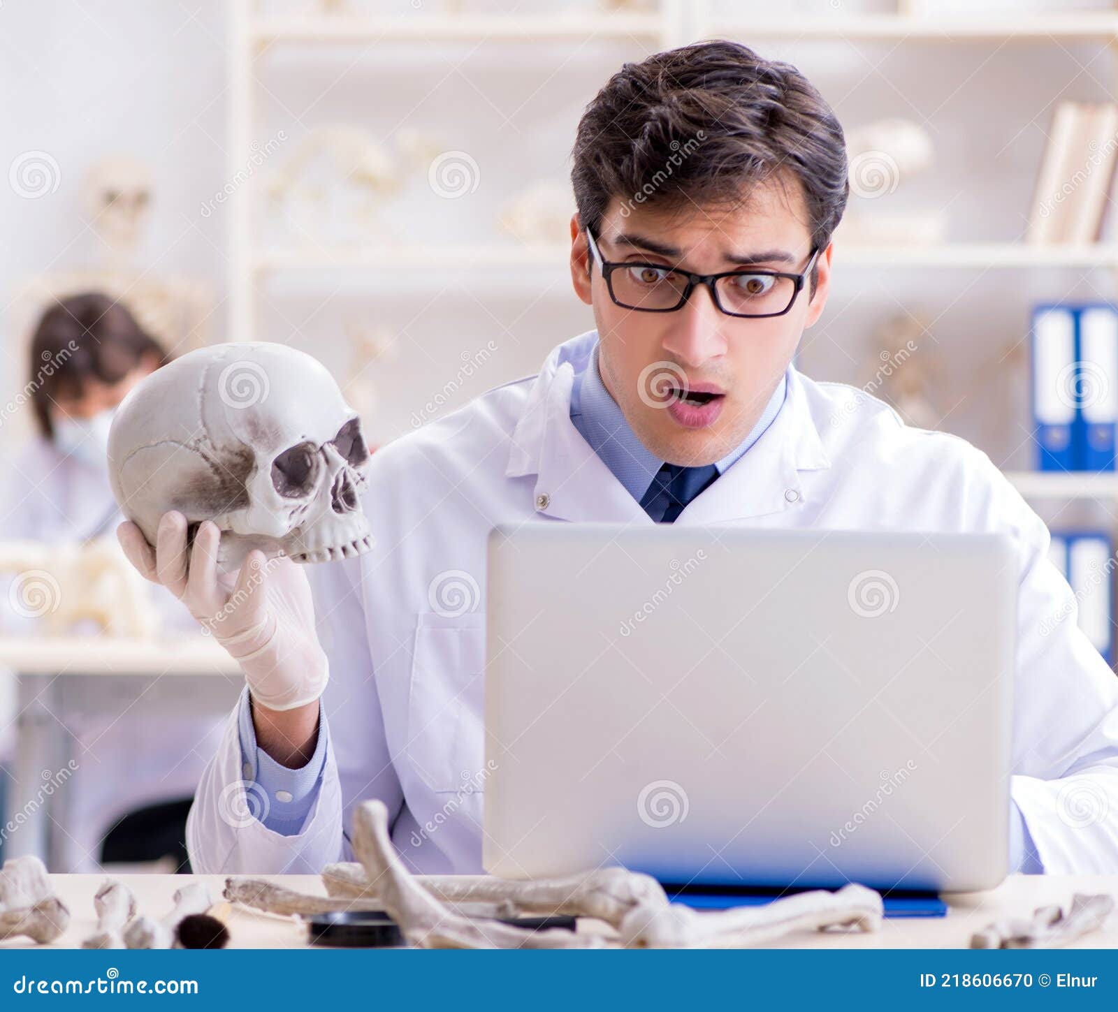 Professor Som Studerar Humant Skelett I Labbet Arkivfoto - Bild av ...