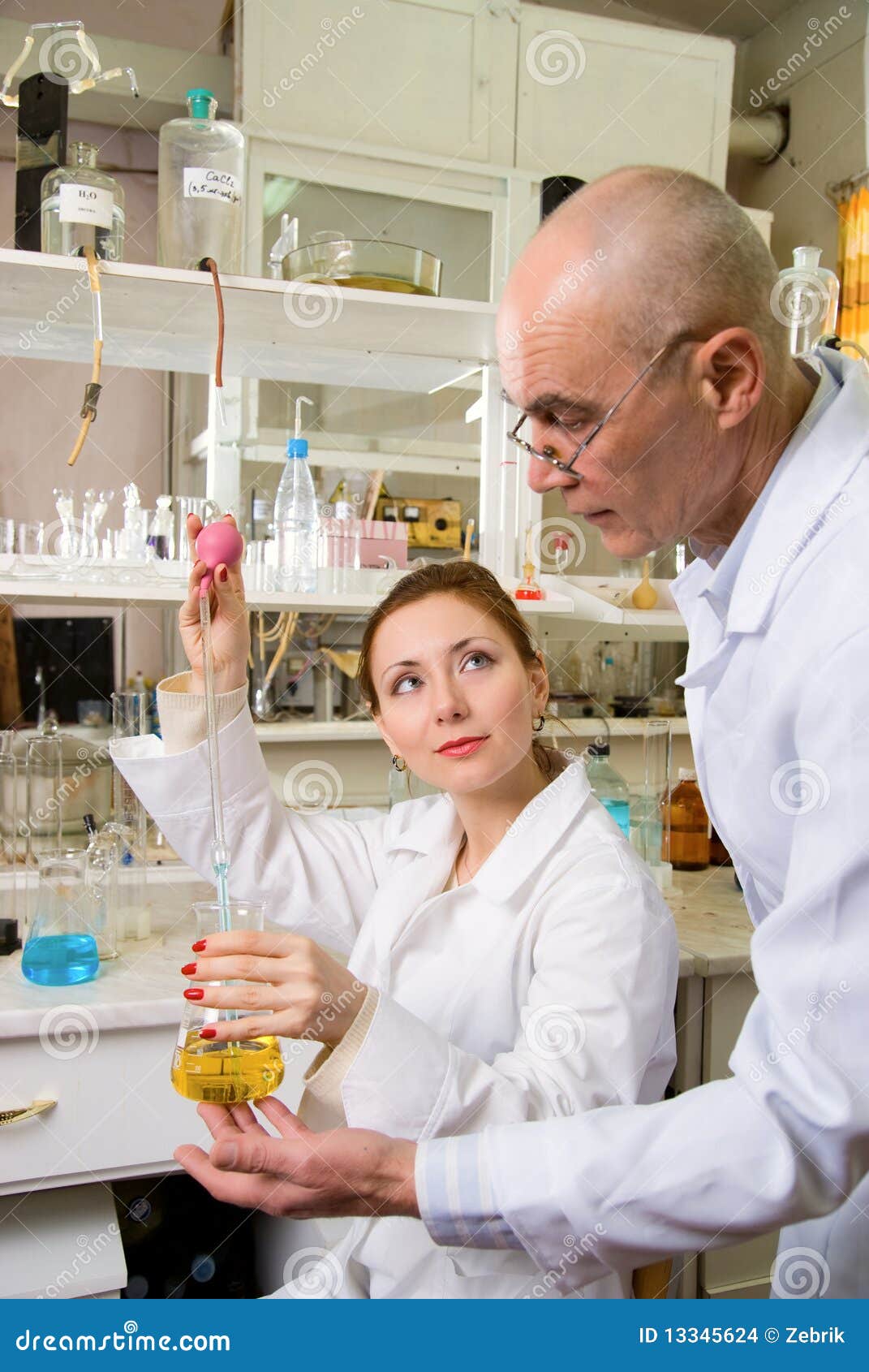 Professor Und Sein Assistent Im Labor Stockfoto - Bild von auge ...