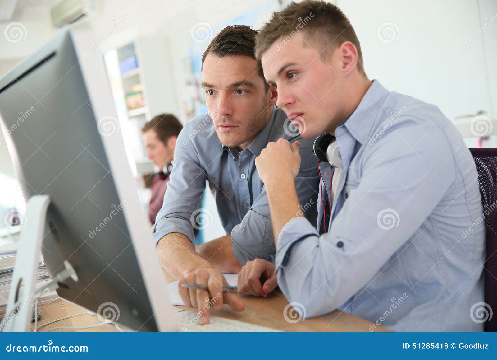 Professor Und Student, Die an Computer Arbeiten Stockfoto - Bild von ...