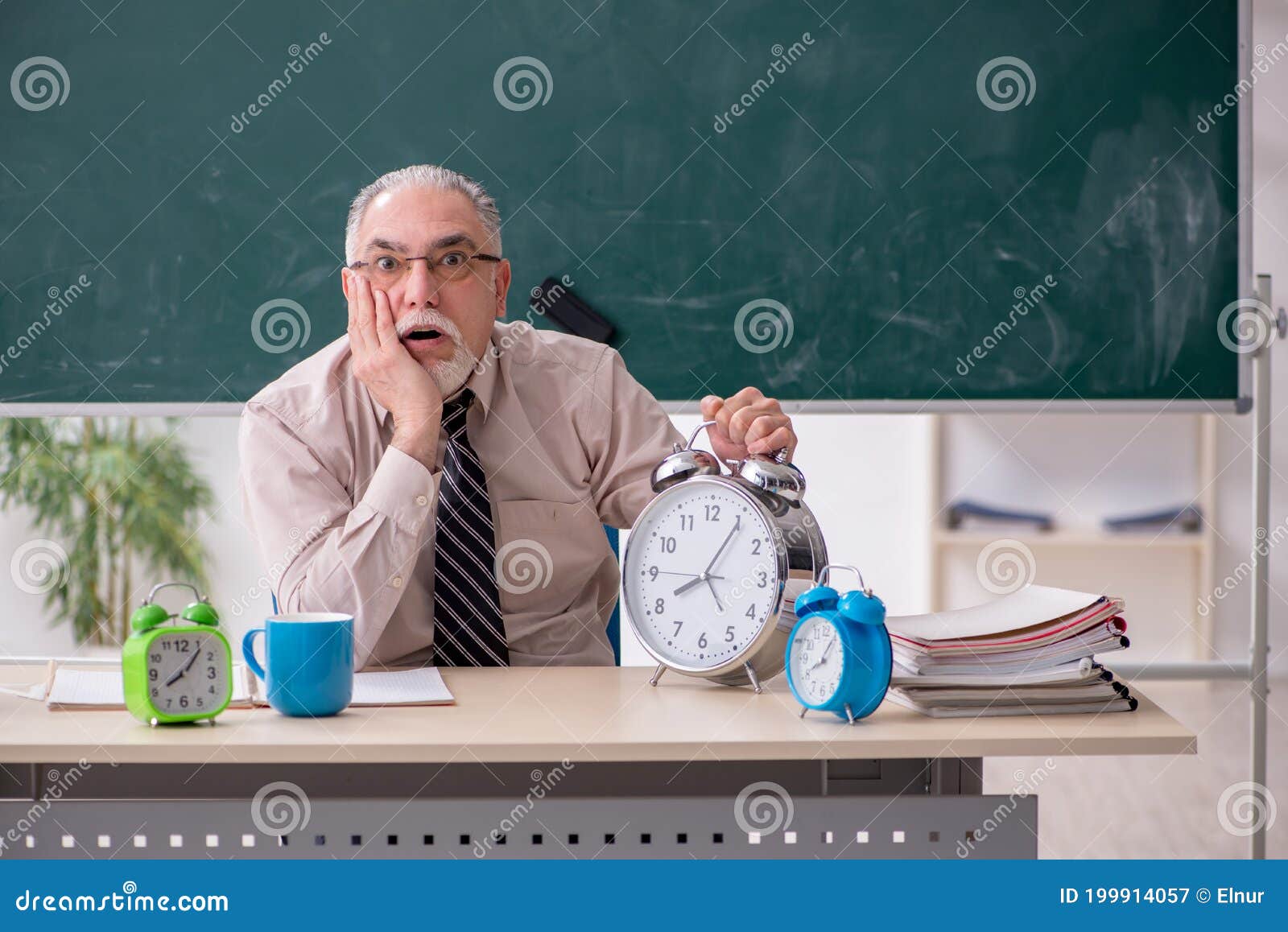 Professor Velho Na Sala De Aula Imagem de Stock - Imagem de homem ...