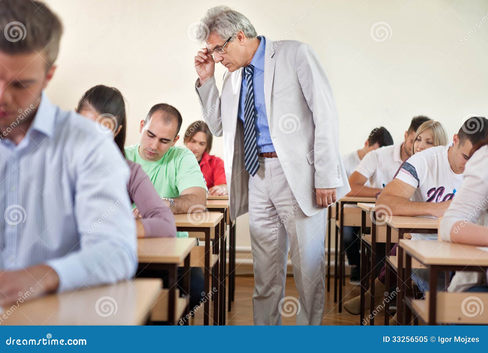 Professore Con L'aula Piena Degli Studenti Immagine Stock - Immagine di ...