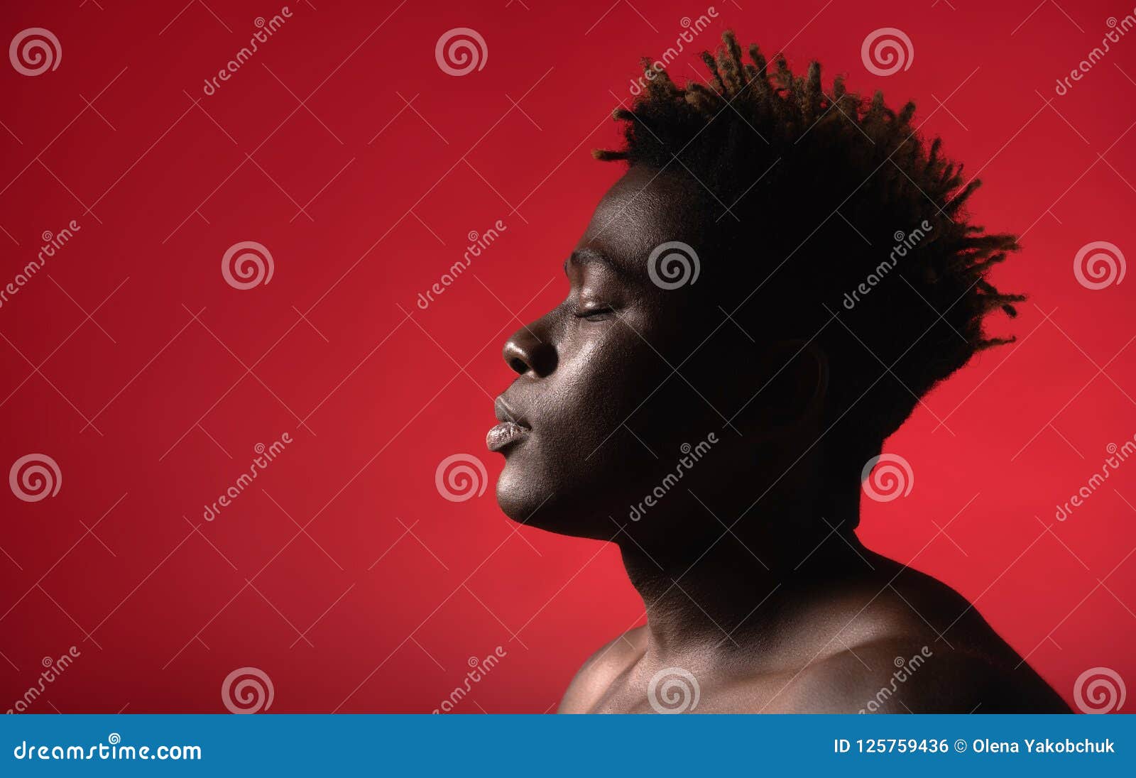 Profiel Van De Rustige Mens Op Rode Achtergrond Stock Foto - Image of ...