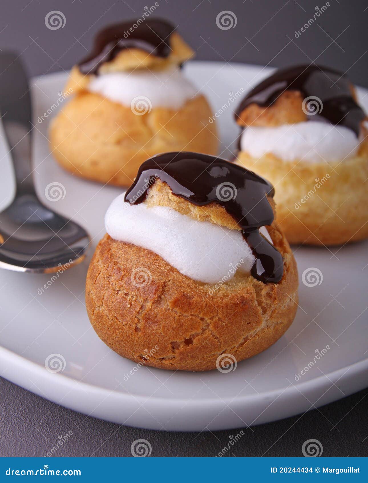 Profiterole Con Crema Y Chocolate Foto de archivo - Imagen de azotado ...