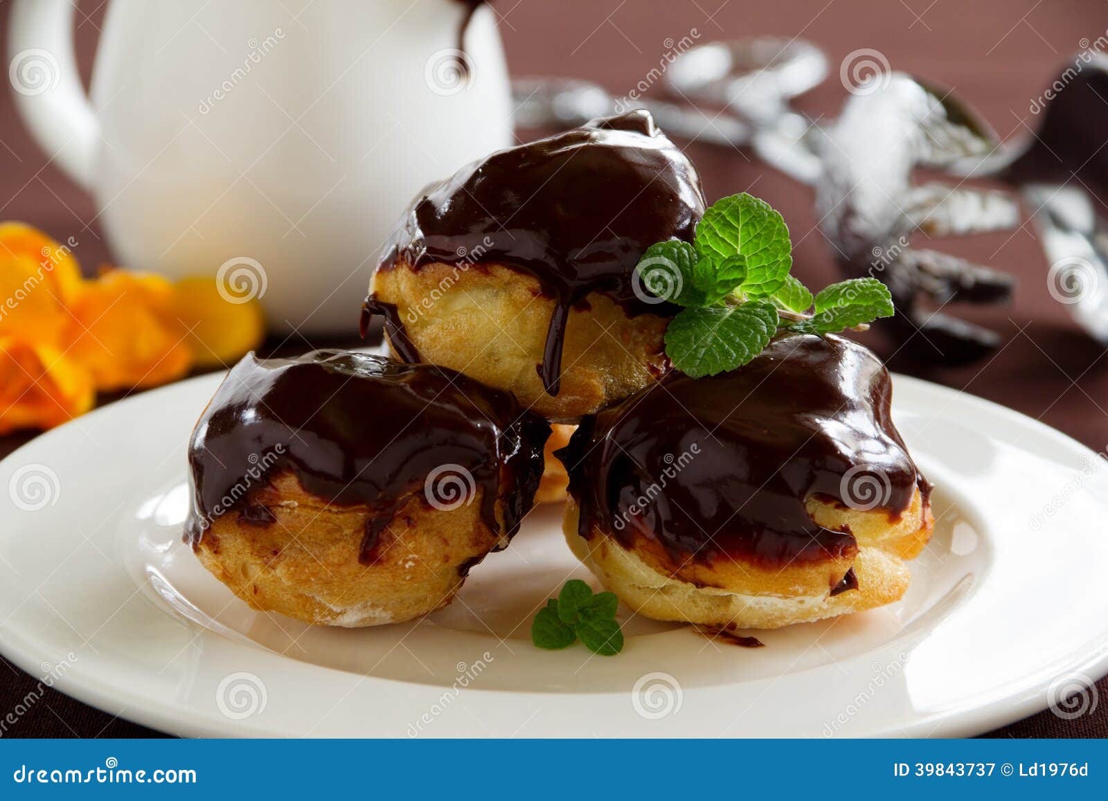Profiteroles com creme imagem de stock. Imagem de pastelaria - 39843737