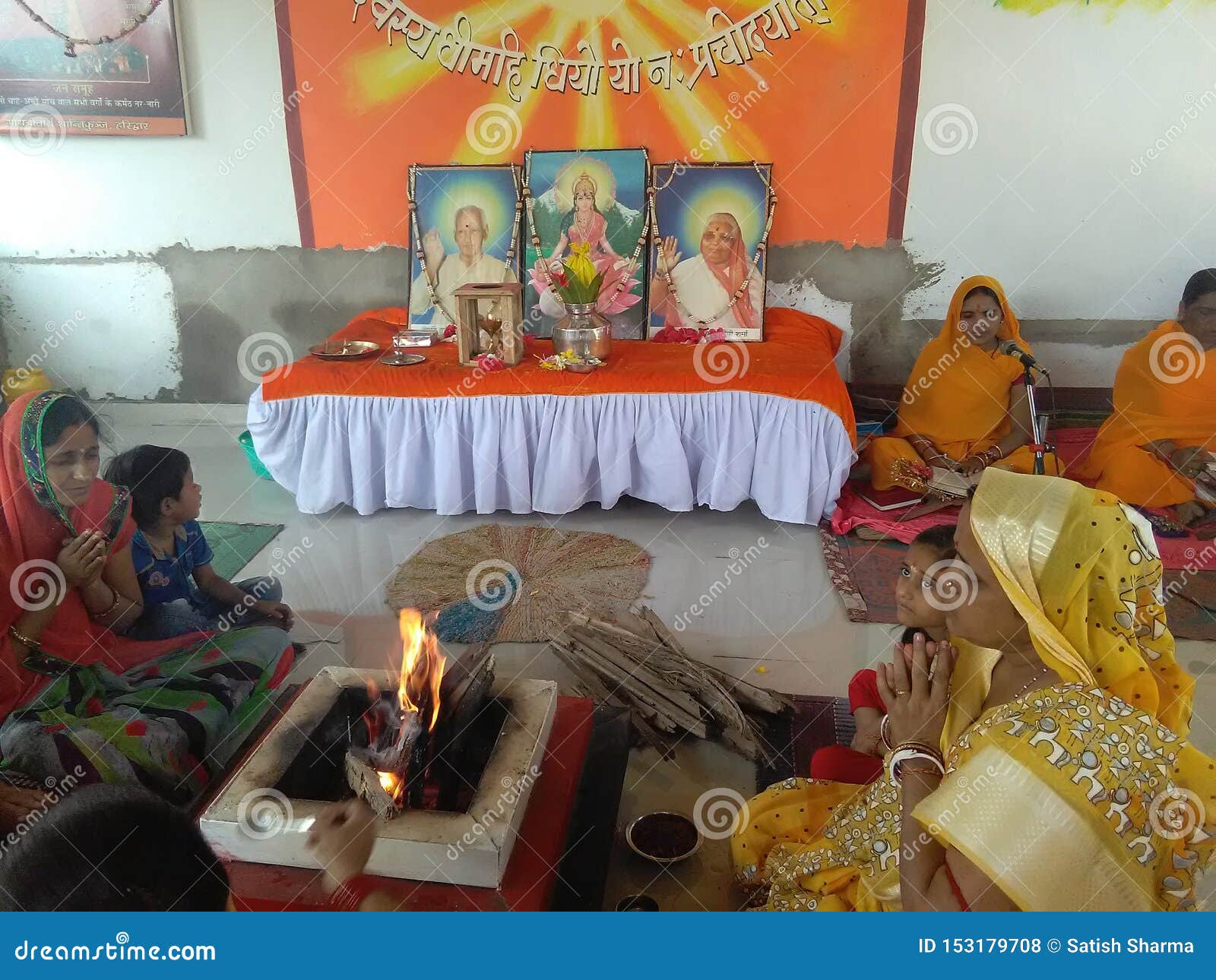 Programa Do Pooja De Hawan Do Gayatri De Maa Foto de Stock Editorial ...