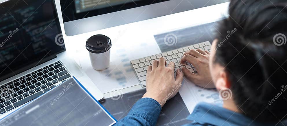 Programador De Desarrollo Profesional Que Trabaja En El Sitio Web De Programación Un Software Y ...