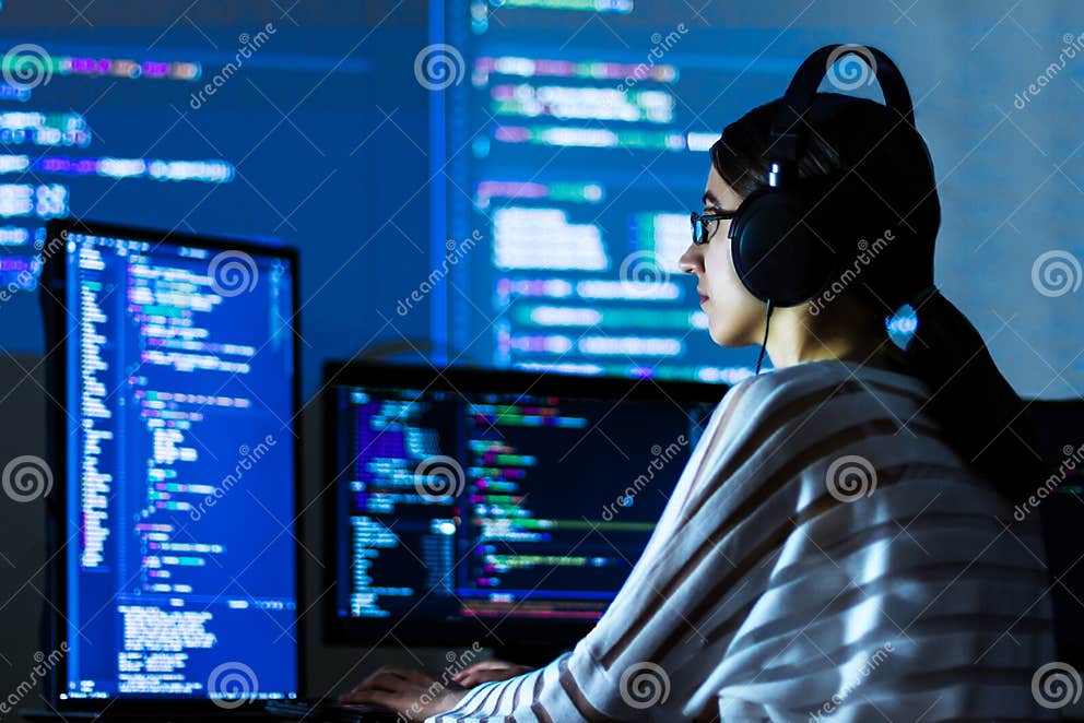 Programador De Software, Freelancer Trabalhando Com Código De Programa ...