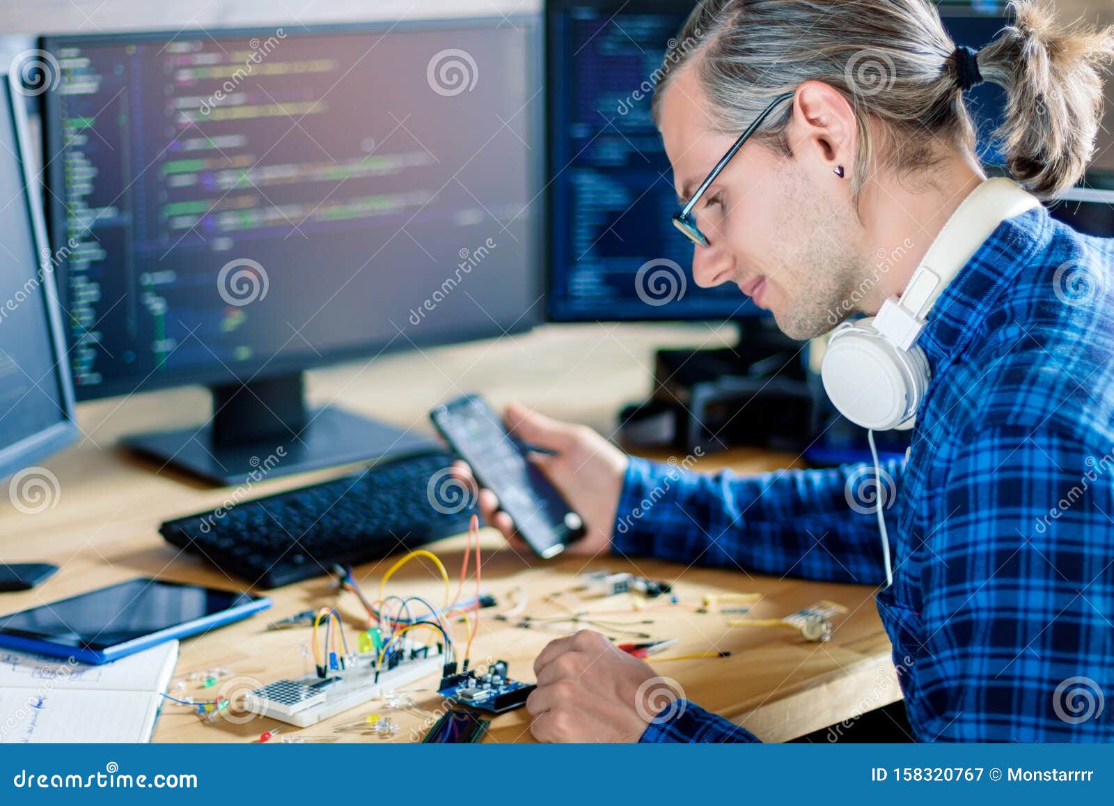 Programador De Software, Freelancer Trabalhando Com Hardware Imagem de ...