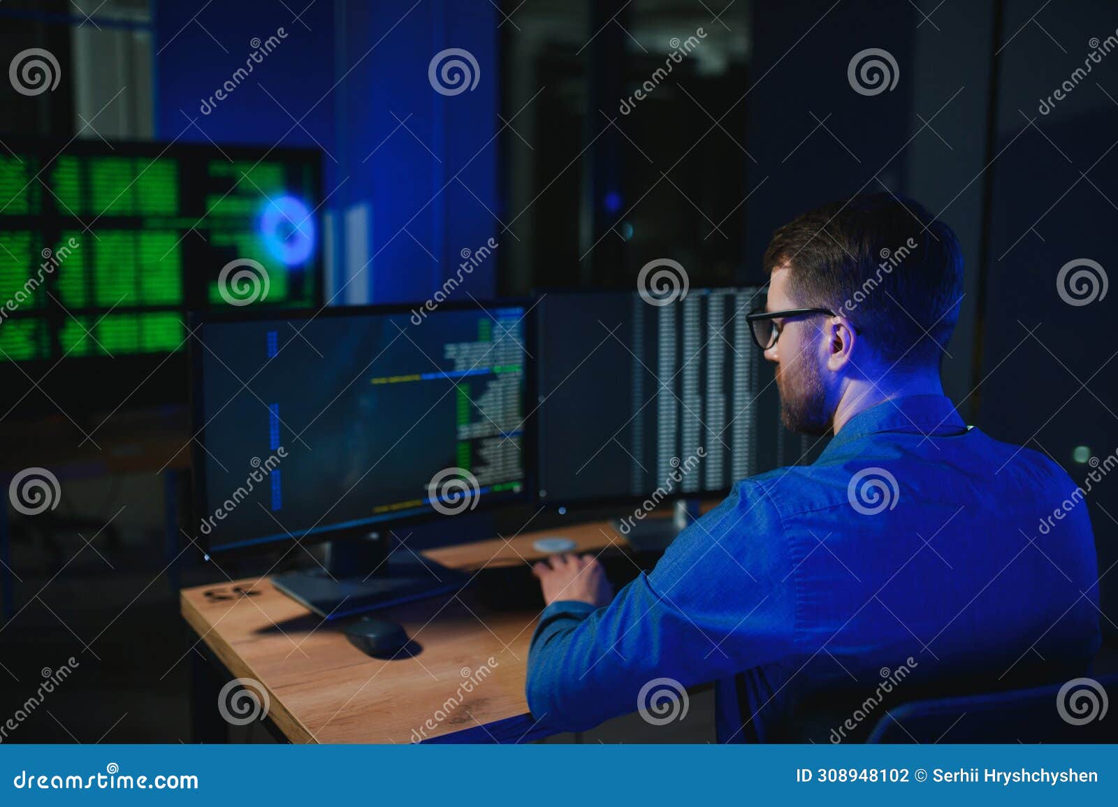 Programador De TI Macho Inteligente Trabajando En Escritorio Foto de ...