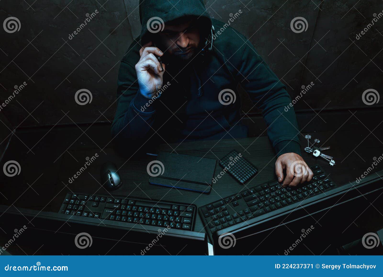 Programador Hacker Usando Computador Na Sala Escura Imagem de Stock ...