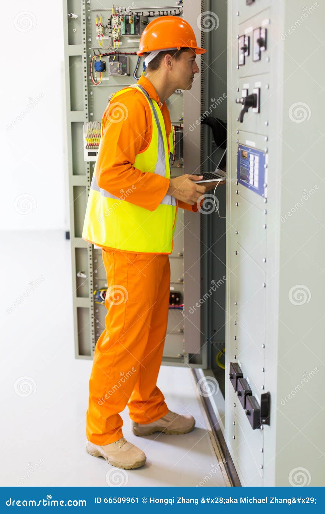 Programador industrial imagen de archivo. Imagen de hombre - 66509961