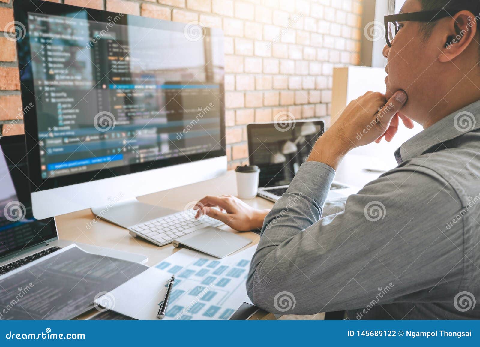 Programador Profissional Do Colaborador Que Trabalha Um Projeto Do Web ...