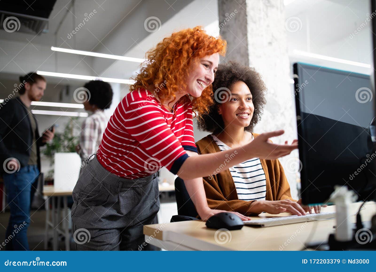 Programador Trabajando En Una Empresa Desarrolladora De Software Imagen ...