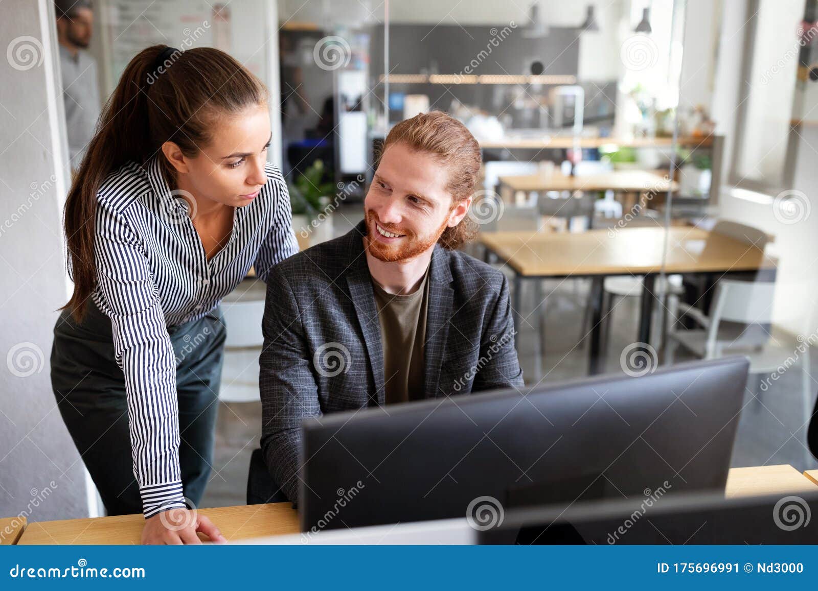 Programador Trabajando En Una Empresa Desarrolladora De Software Imagen ...