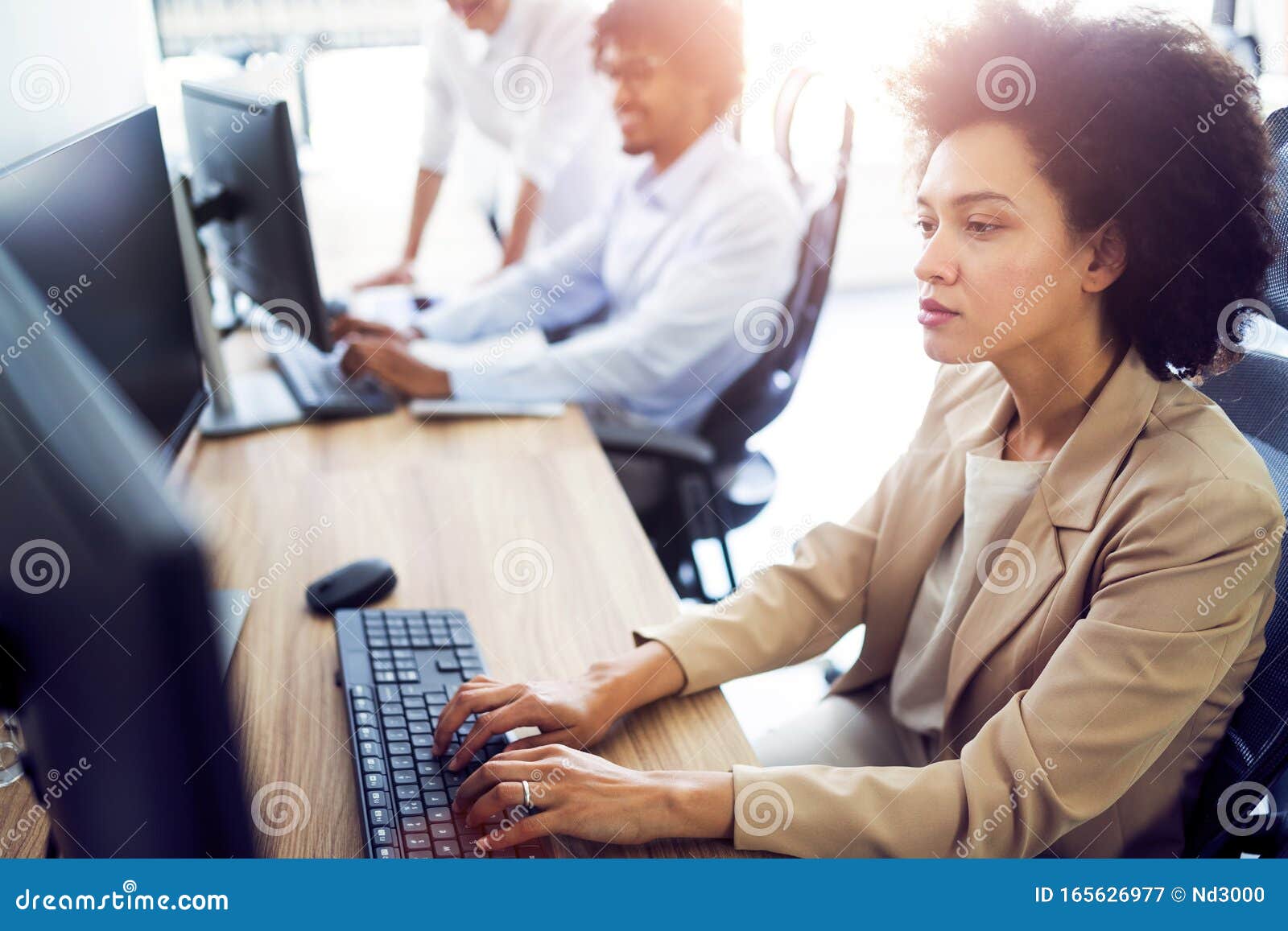 Programador Trabajando En Una Oficina De Desarrollo De Software Imagen ...