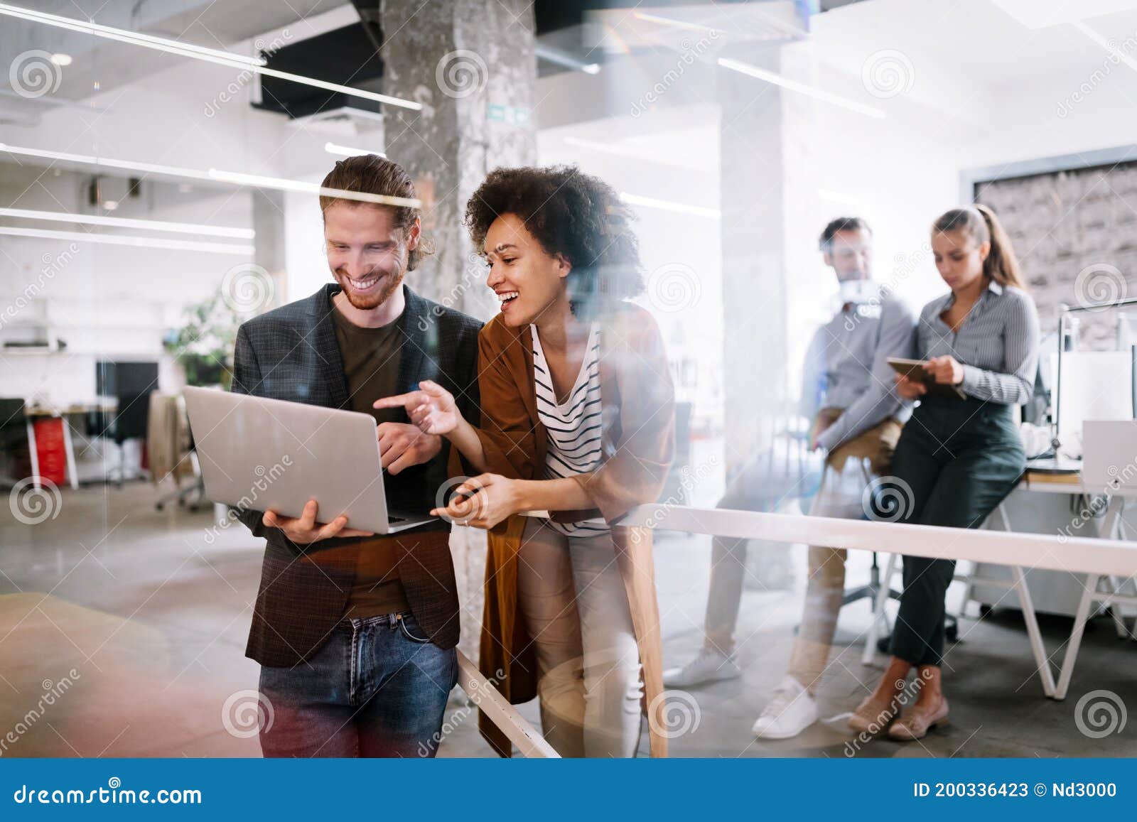 Programador Trabalhando Em Uma Empresa De Desenvolvimento De Software ...