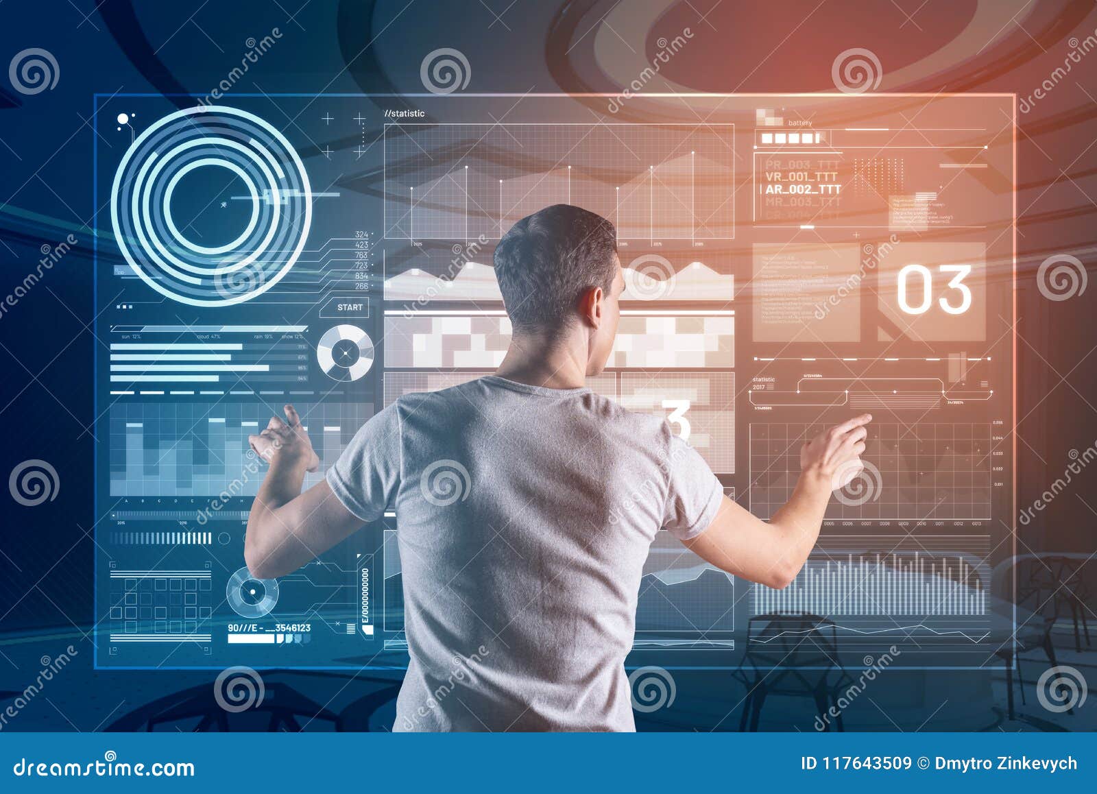 Programador Web Inteligente Que Toca Na Tela Transparente Ao Trabalhar ...