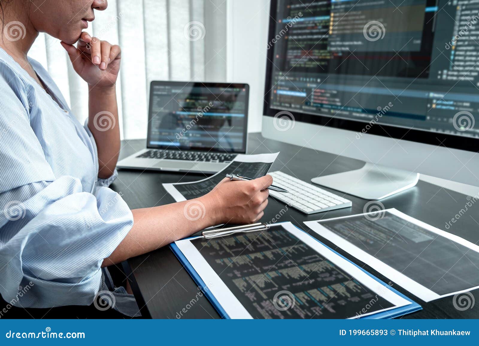 Programadora Desarrolladora Femenina Que Trabaja En La Codificación De Programas De Software De ...