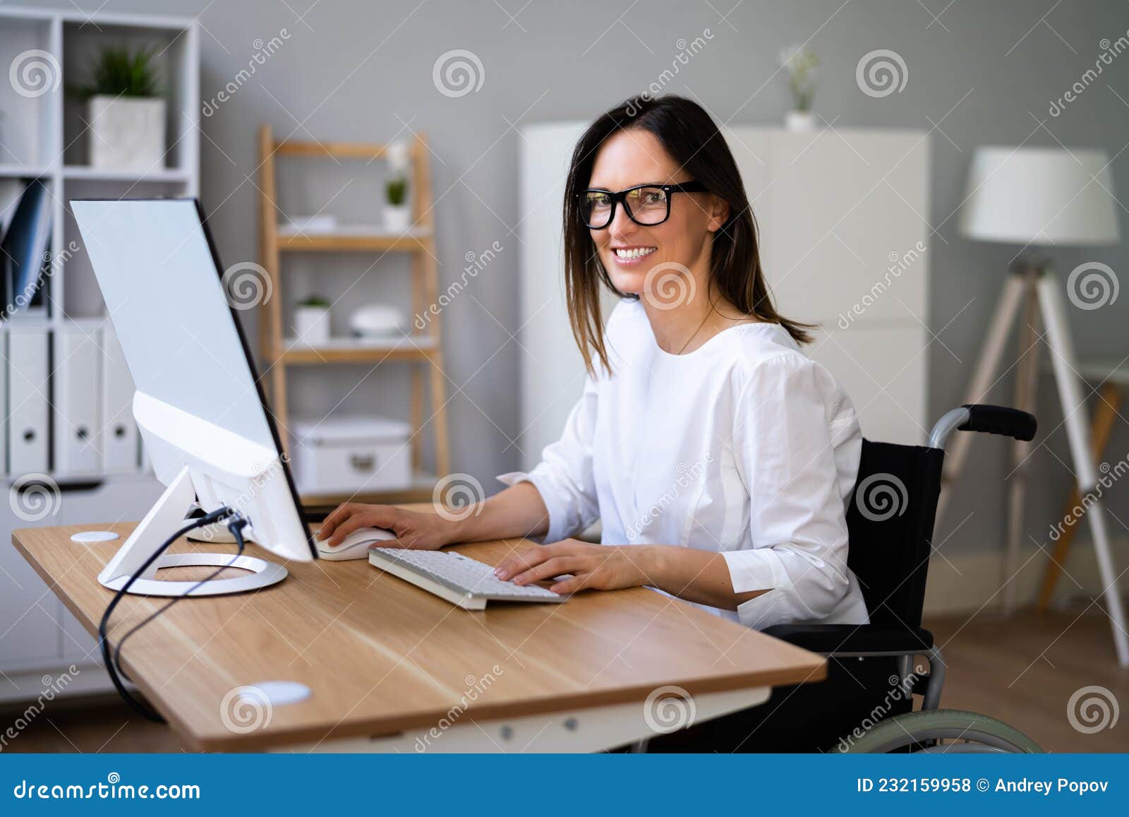Programadora Mujer Codificando En Computadora Foto de archivo - Imagen ...