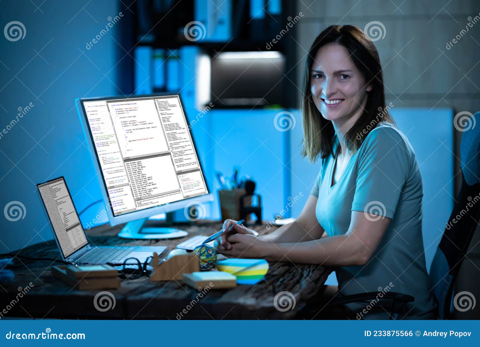 Programadora Mujer Codificando En Computadora Foto de archivo - Imagen ...