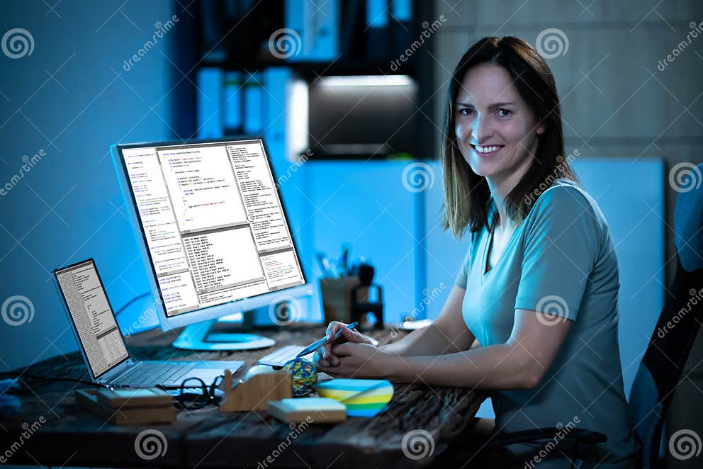 Programadora Mujer Codificando En Computadora Foto de archivo - Imagen ...