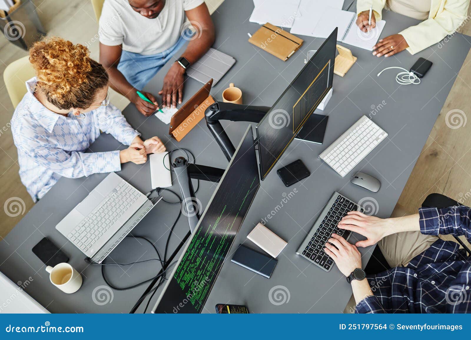 Programadores Trabajando En Equipo En La Empresa De TI Foto de archivo ... Programadores Trabajando En Equipo En La Empresa De TI Foto de archivo ...