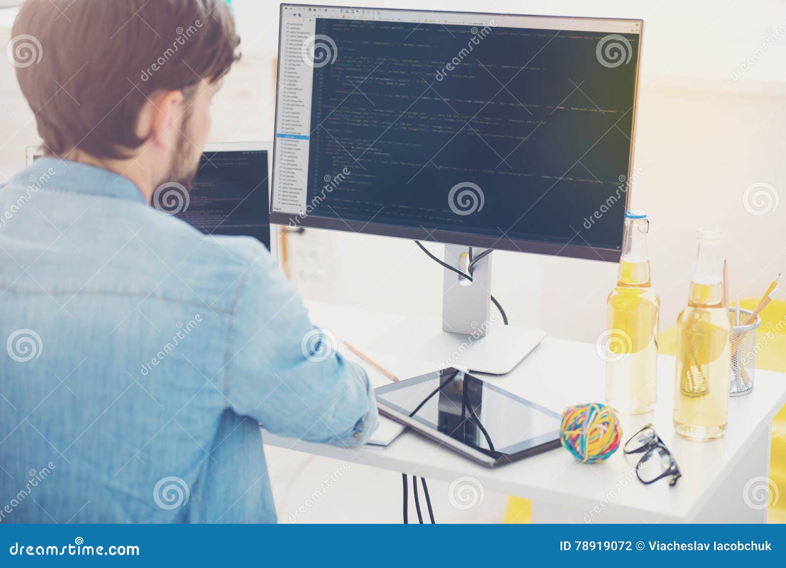 Programmatore Ambizioso Che Lavora Ad Un Computer in Un Ufficio ...