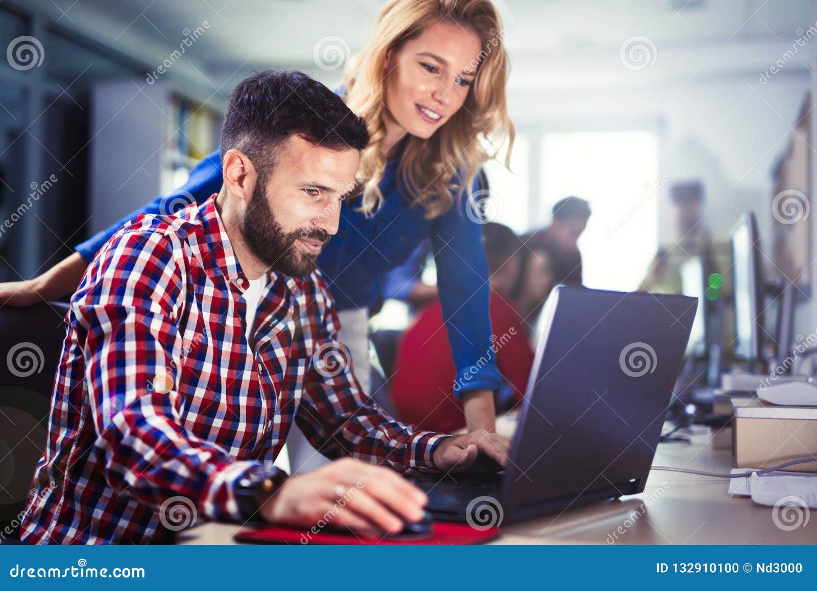 Programmatore Che Lavora in Una Società Di Sviluppo Del Software Fotografia Stock - Immagine di ...