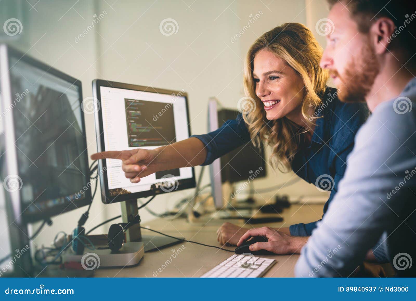 Programmatore Che Lavora in Una Società Di Sviluppo Del Software Immagine Stock - Immagine di ...