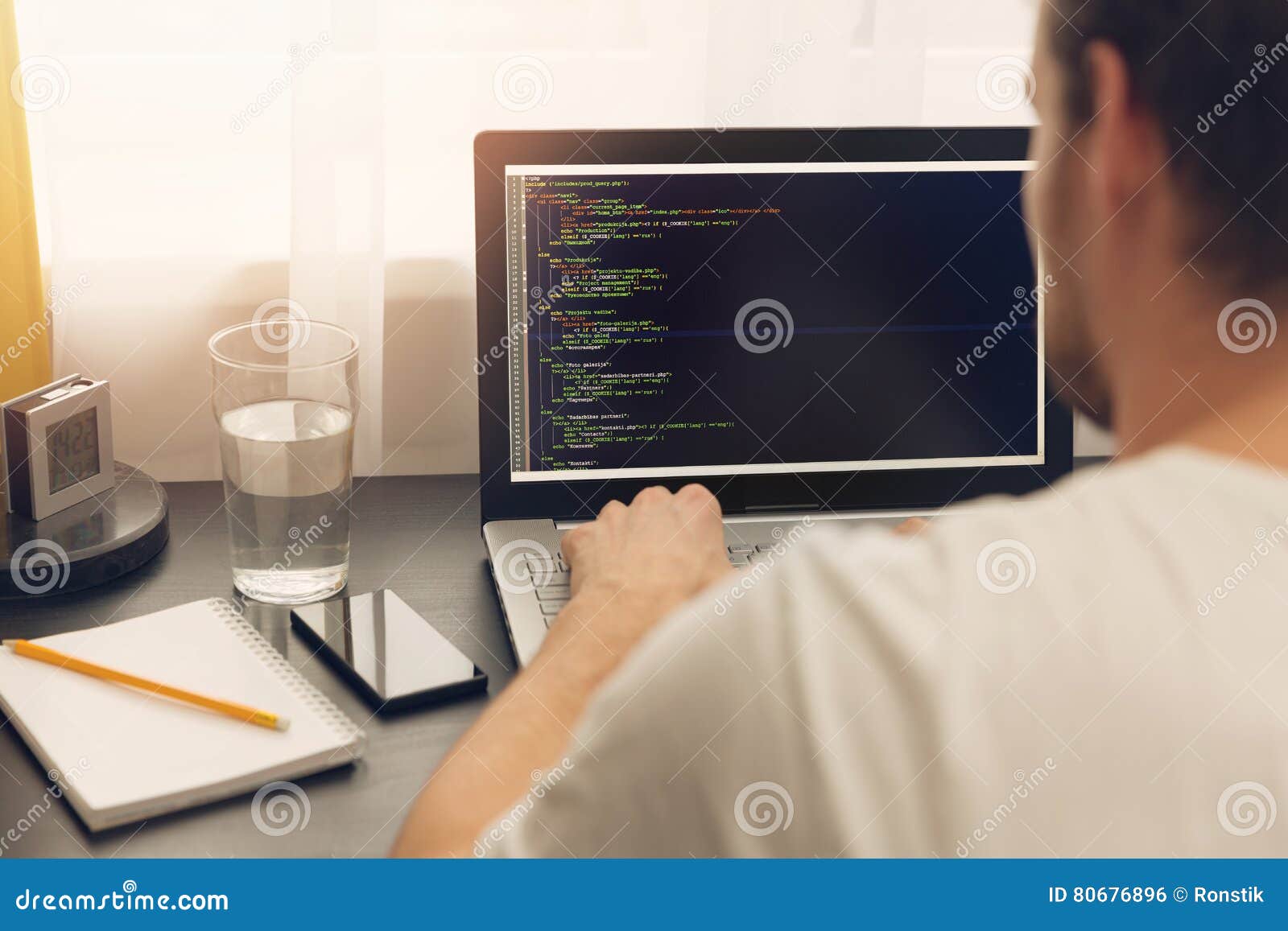 Programmatore Del Sito Web Che Lavora Al Computer Portatile All'ufficio ...