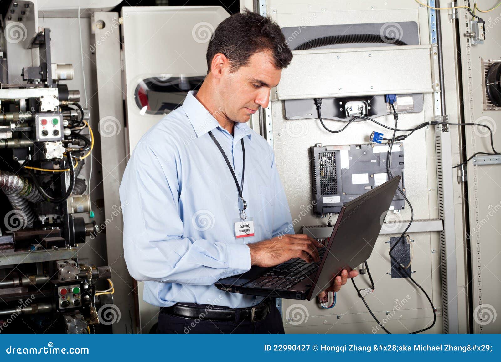 Programmatore Industriale Che Controlla Macchina Immagine Stock ...