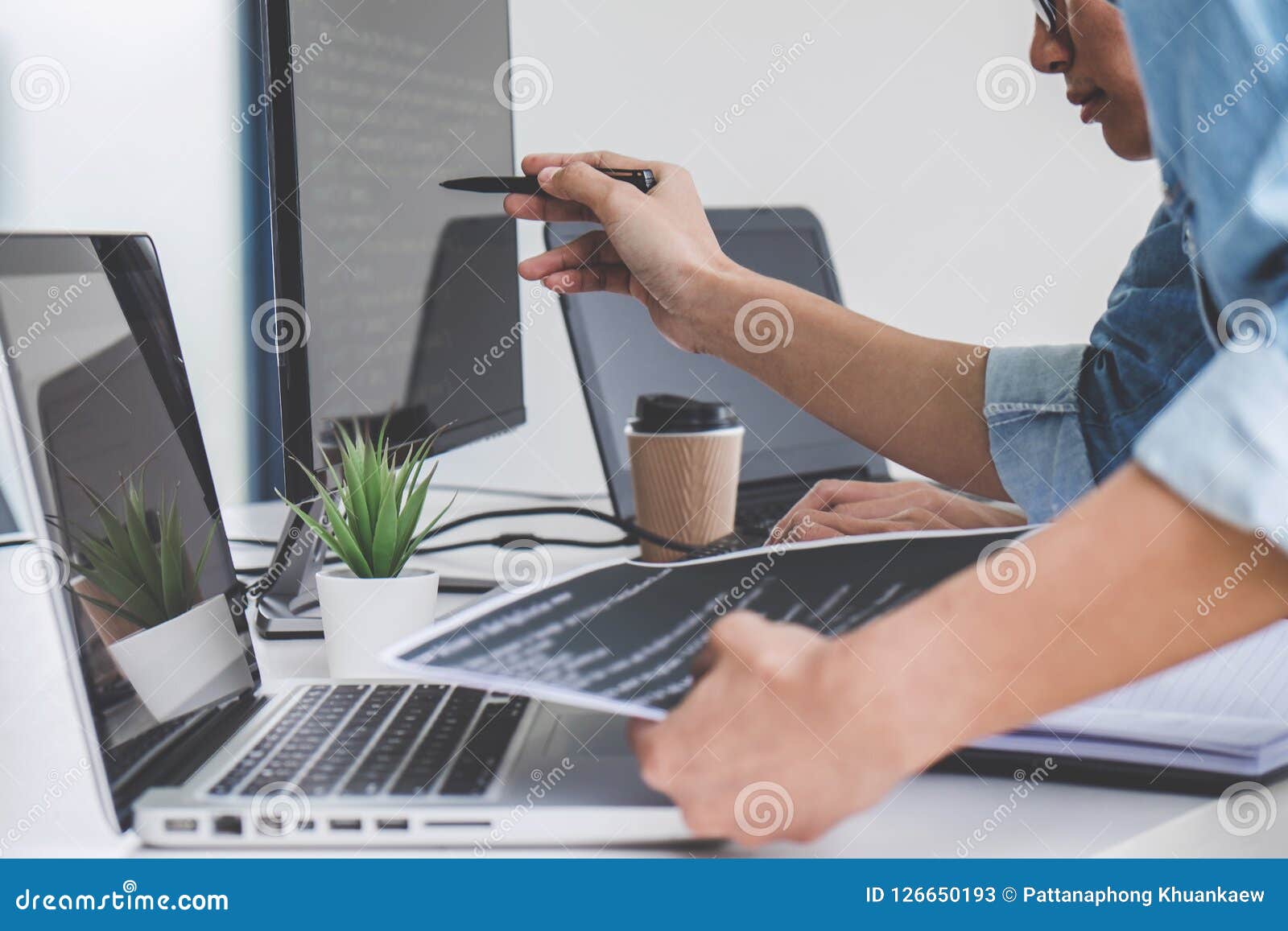 Programmatori Che Cooperano Alla Programmazione Di Sviluppo Ed Al Sito ...