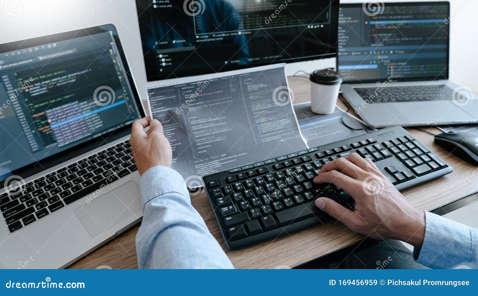 Programmeur Die Aan Computer in Het Bureau Van it Werkt Typt De ...