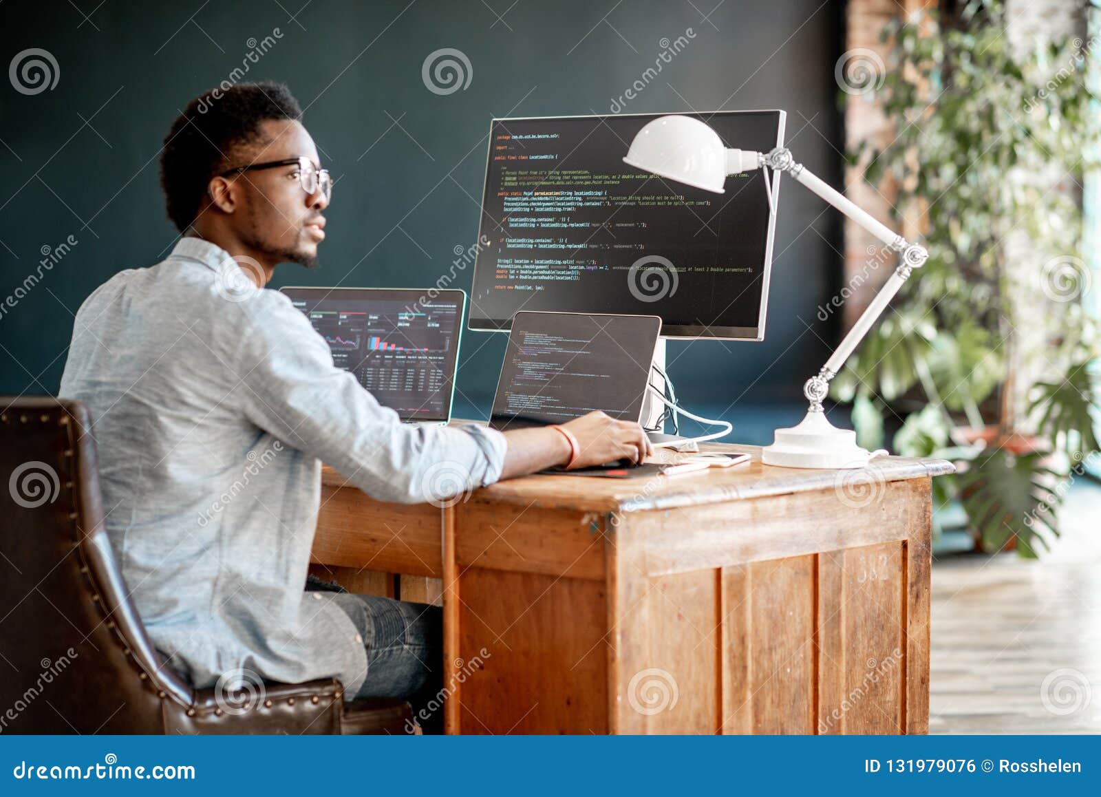 Programmeur Die Met Programmacode Werken Stock Foto - Image of ...