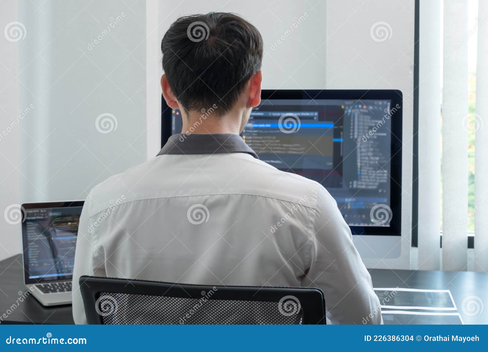 Programmeur Die Werkt Met Computer Programmeertechniek Voor ...