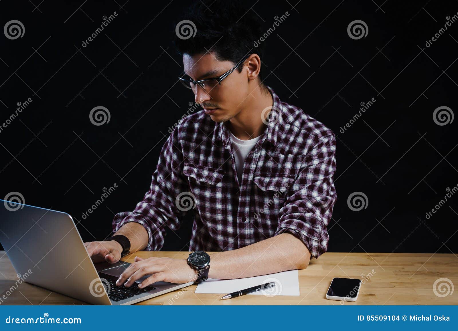 Programmeur in Het Bureau Die Aan De Computer Werken Stock Foto - Image ...