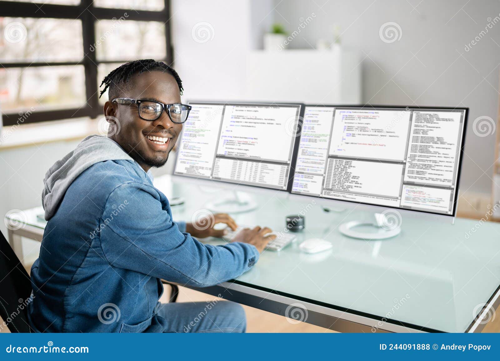 Programmeur Homme Codage Sur Ordinateur Photo stock - Image du glaces ...