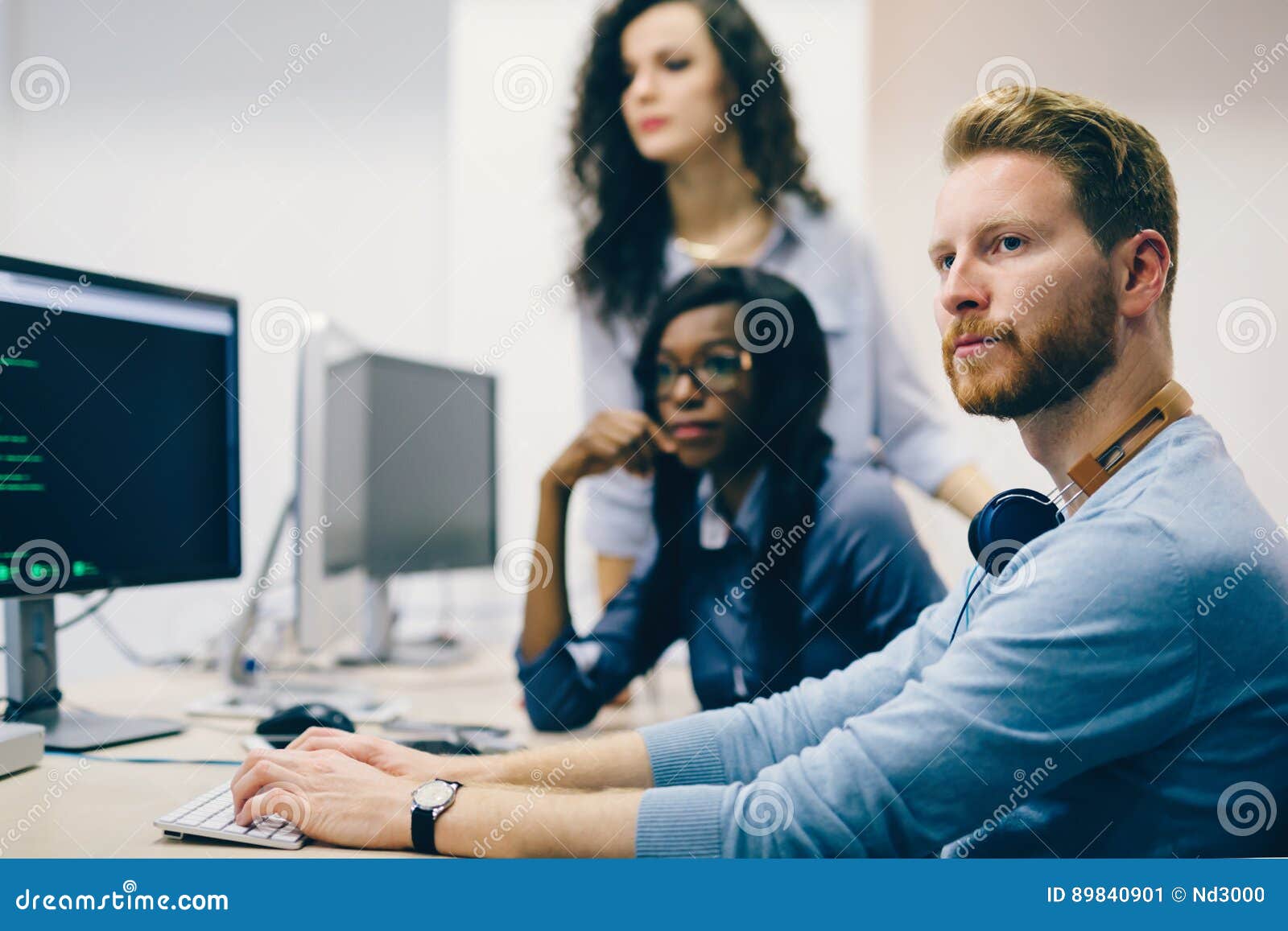 Programmierer, Der in Einer Sich Entwickelnden Firma Der Software ...