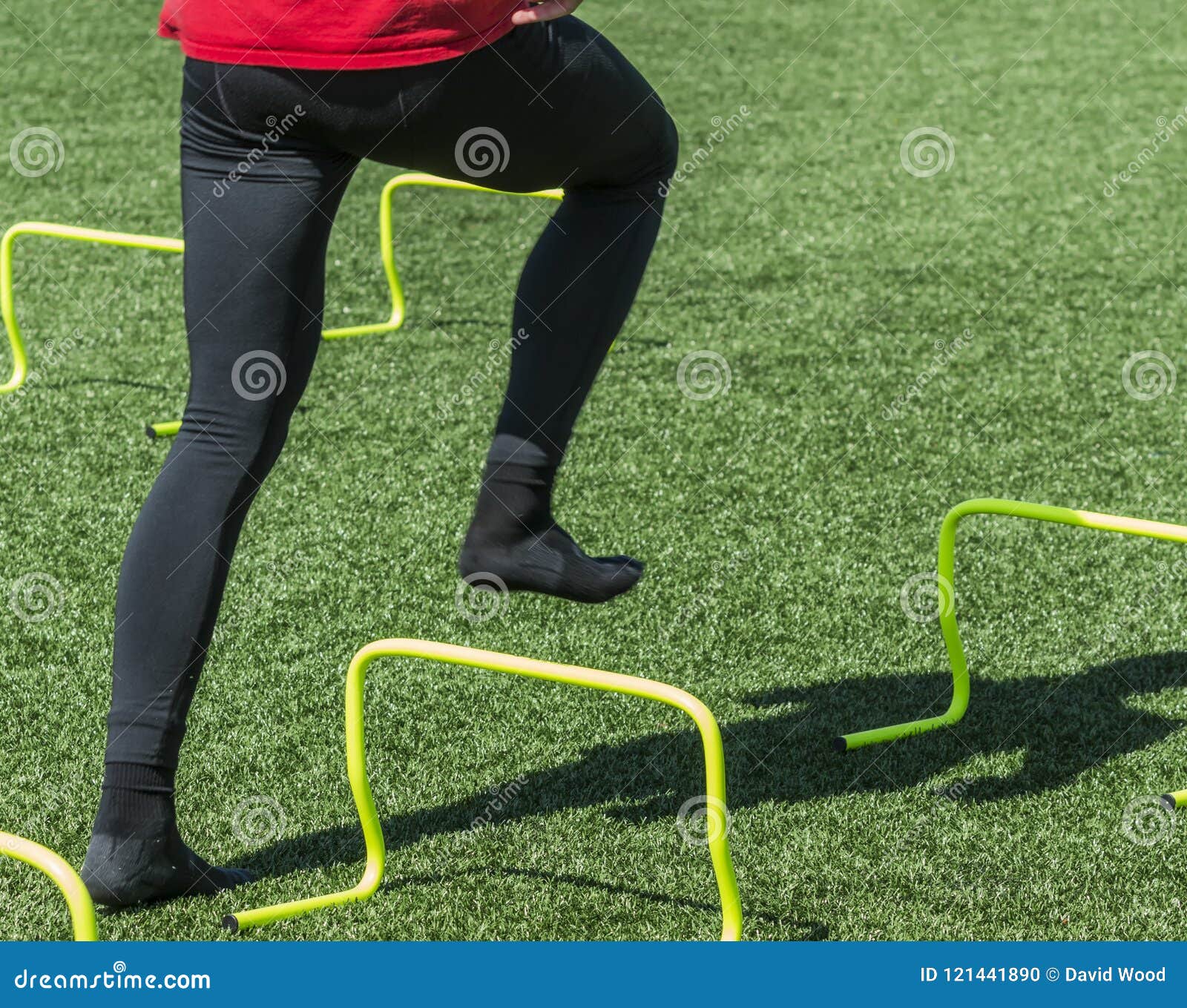 Progression Au-dessus Du Mini Obstacle Jaune Photo stock - Image du ...