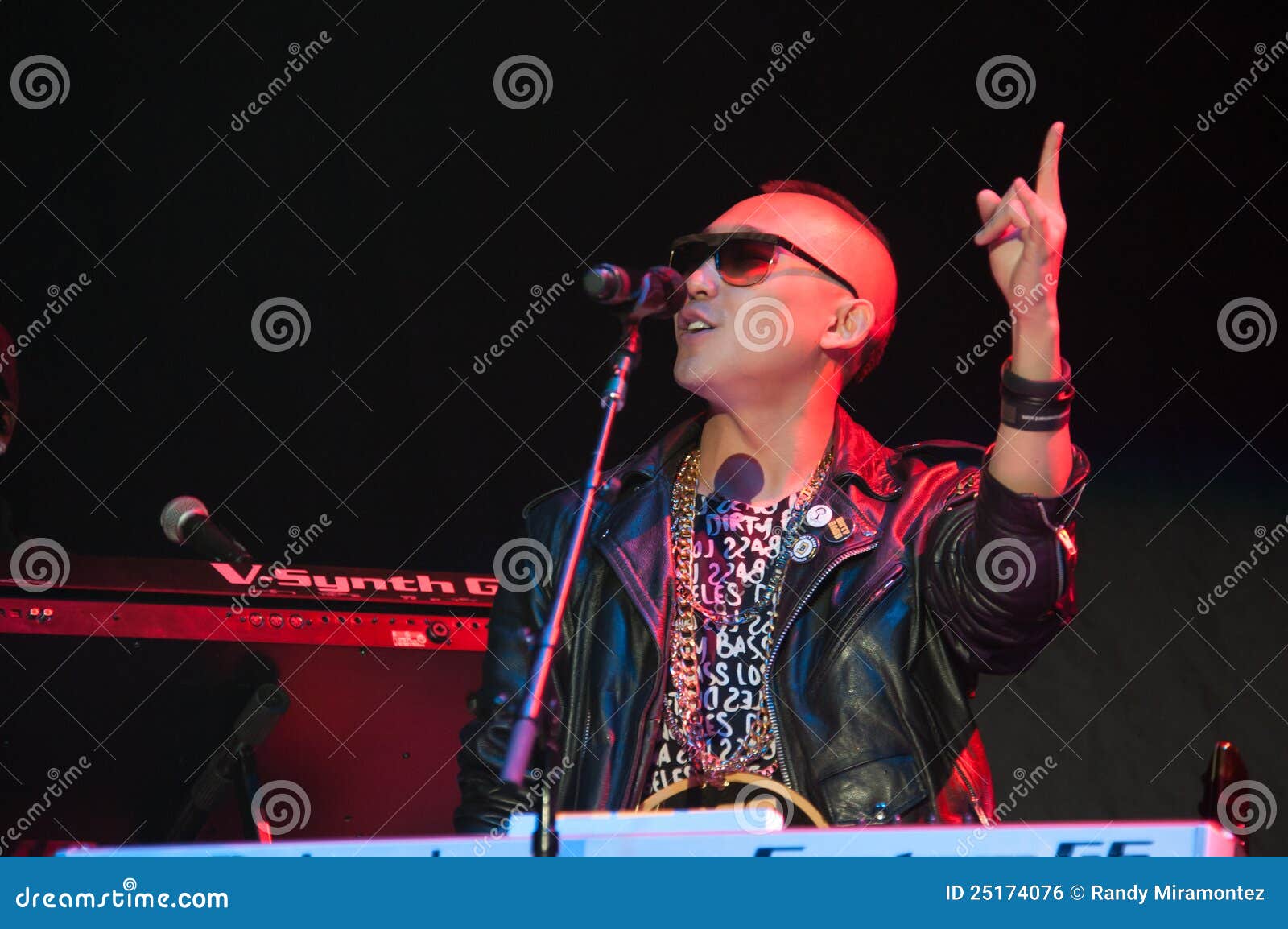 Prohgress editorial photo. Image of koma, arco, singer - 25174076