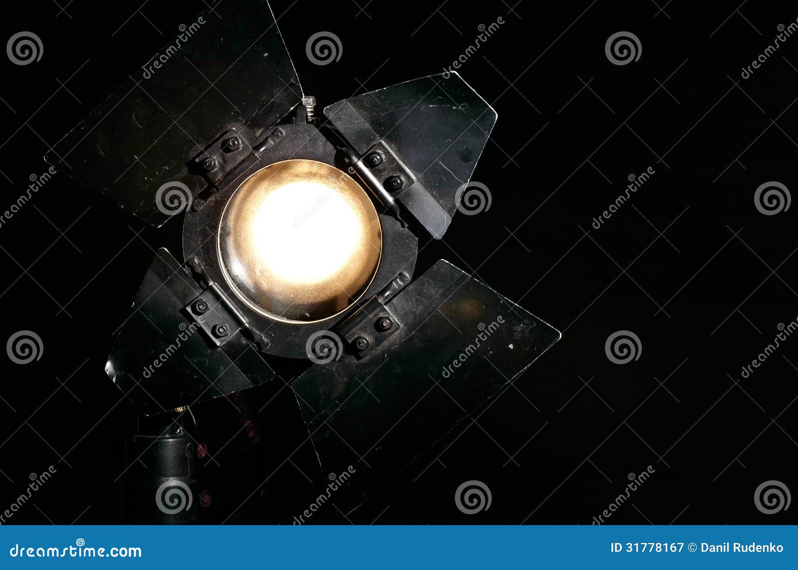 Projecteur De Studio Sur Le Fond Noir Image stock - Image du noir ...