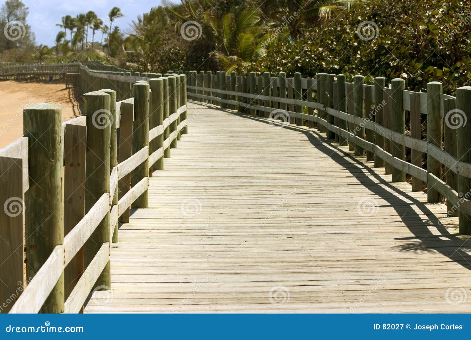 Promenade stockbild. Bild von blau, promenade, himmel, hölzern - 82027
