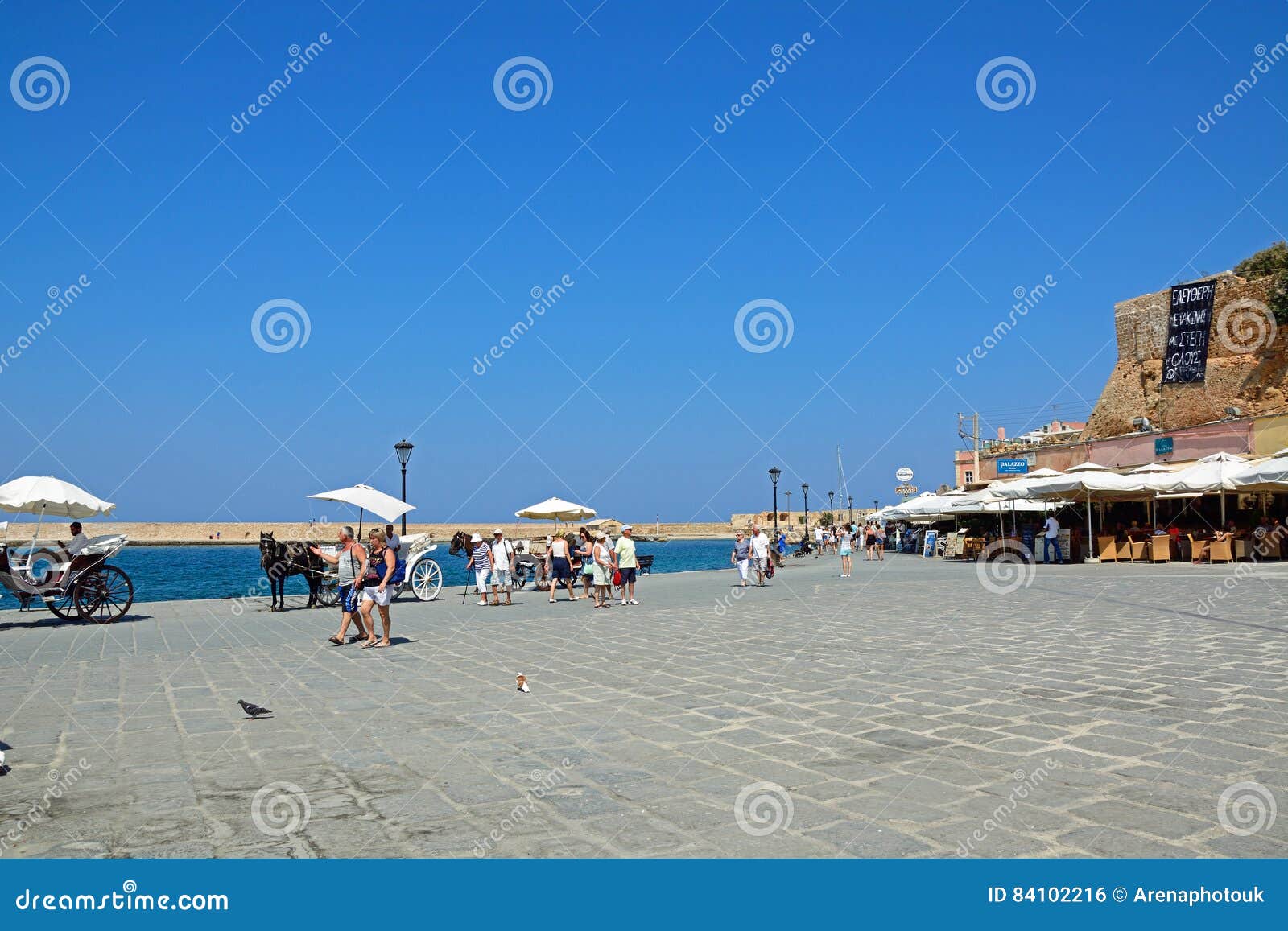 Promenade de port, Chania photo éditorial. Image du europe - 84102216