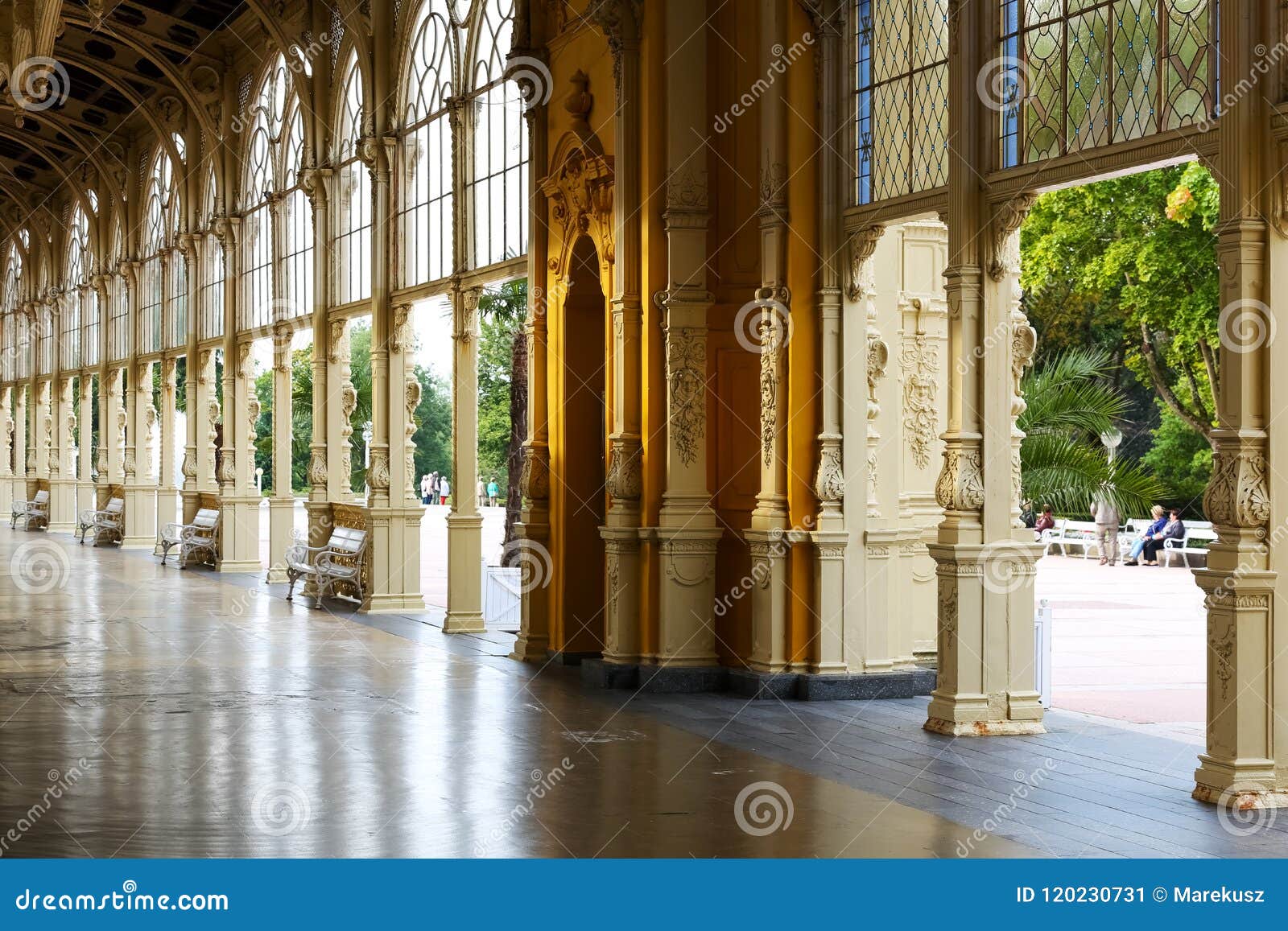 Promenade Entlang Der Neobaroque Kolonnade Redaktionelles Foto - Bild ...